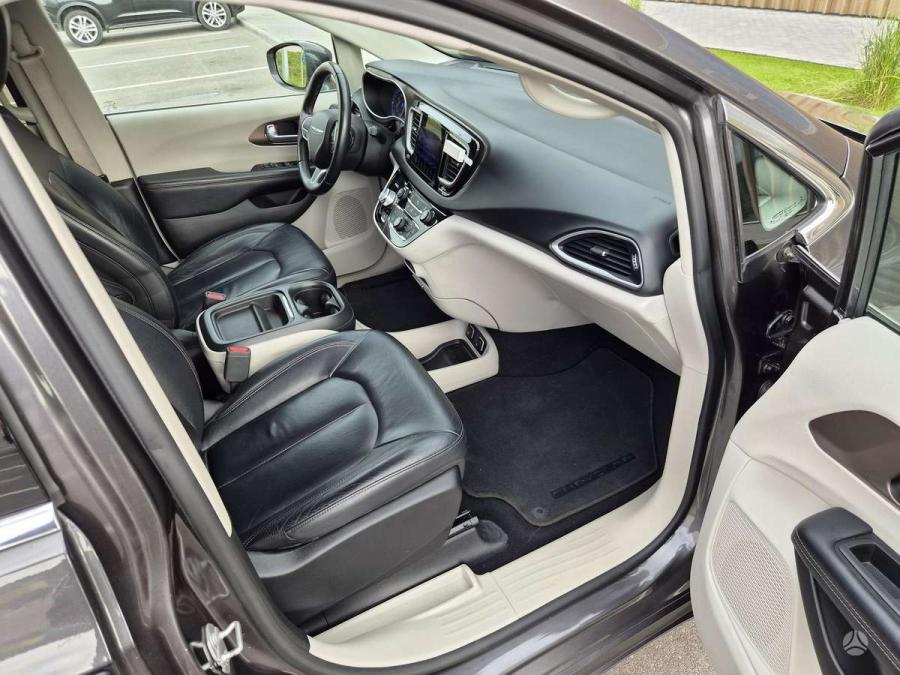 Grey Chrysler Pacifica 2017 in Klaipeda, with an engine capacity of 0.00 L and mileage of 145 thousand km for 15200 €, photo 10 on AUTOMOTO.COM.LV