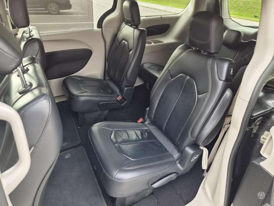 Grey Chrysler Pacifica 2017 in Klaipeda, with an engine capacity of 0.00 L and mileage of 145 thousand km for 15200 €, photo 11 on AUTOMOTO.COM.LV