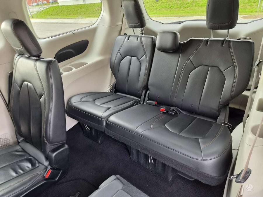 Grey Chrysler Pacifica 2017 in Klaipeda, with an engine capacity of 0.00 L and mileage of 145 thousand km for 15200 €, photo 12 on AUTOMOTO.COM.LV