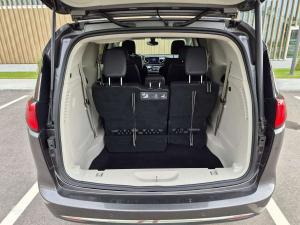 Grey Chrysler Pacifica 2017 in Klaipeda, with an engine capacity of 0.00 L and mileage of 145 thousand km for 15200 €, photo 13 on AUTOMOTO.COM.LV