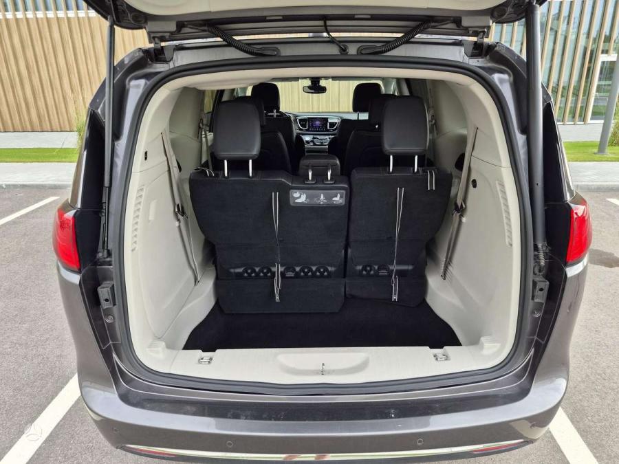 Grey Chrysler Pacifica 2017 in Klaipeda, with an engine capacity of 0.00 L and mileage of 145 thousand km for 15200 €, photo 13 on AUTOMOTO.COM.LV