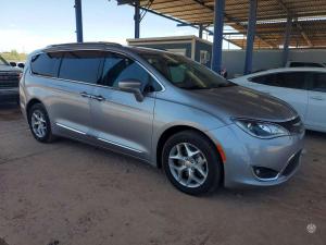 Pelēks Chrysler Pacifica 2017 Kauņa, ar dzinēja tilpumu 3.61 L un nobraukumu 138 tūkst. km par 4999 €, foto  vietnē AUTOMOTO.COM.LV