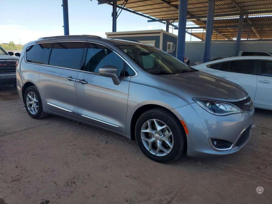 Grey Chrysler Pacifica 2017 in Kaunas, with an engine capacity of 3.61 L and mileage of 138 thousand km for 4999 €, photo 1 on AUTOMOTO.COM.LV