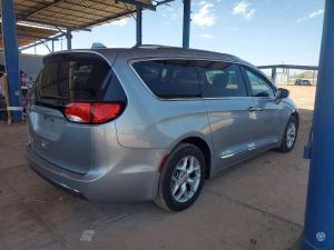 Grey Chrysler Pacifica 2017 in Kaunas, with an engine capacity of 3.61 L and mileage of 138 thousand km for 4999 €, photo 3 on AUTOMOTO.COM.LV