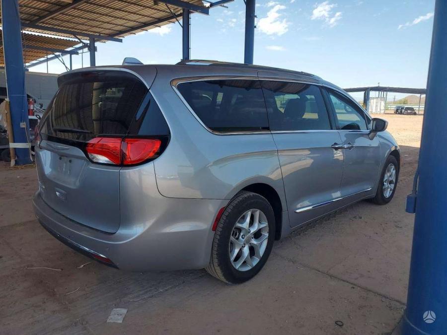 Grey Chrysler Pacifica 2017 in Kaunas, with an engine capacity of 3.61 L and mileage of 138 thousand km for 4999 €, photo 3 on AUTOMOTO.COM.LV