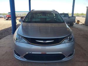 Grey Chrysler Pacifica 2017 in Kaunas, with an engine capacity of 3.61 L and mileage of 138 thousand km for 4999 €, photo 4 on AUTOMOTO.COM.LV