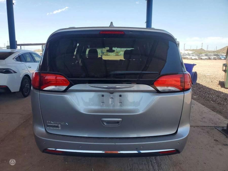 Grey Chrysler Pacifica 2017 in Kaunas, with an engine capacity of 3.61 L and mileage of 138 thousand km for 4999 €, photo 5 on AUTOMOTO.COM.LV