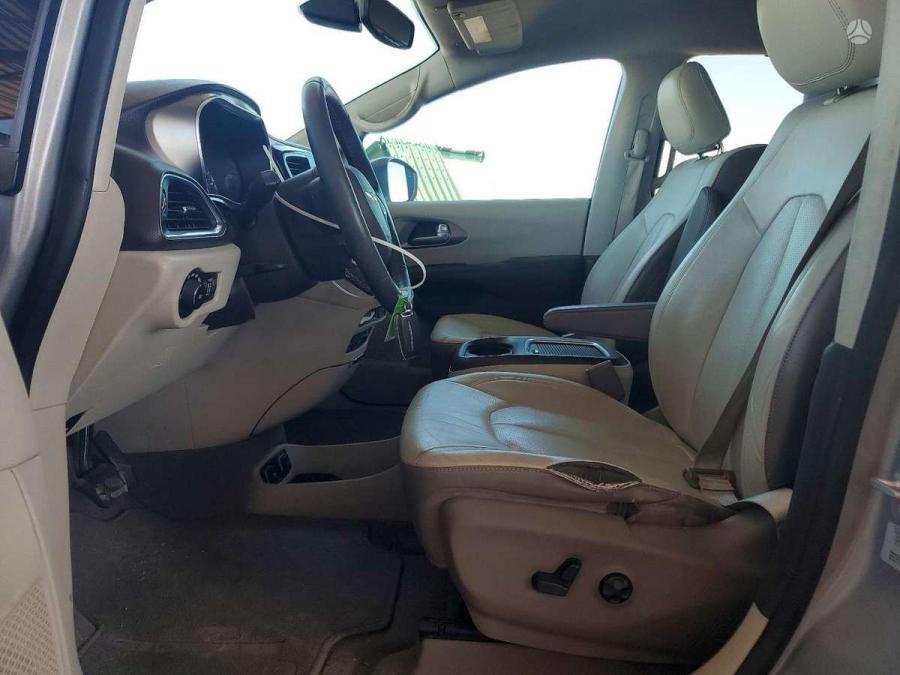 Grey Chrysler Pacifica 2017 in Kaunas, with an engine capacity of 3.61 L and mileage of 138 thousand km for 4999 €, photo 8 on AUTOMOTO.COM.LV