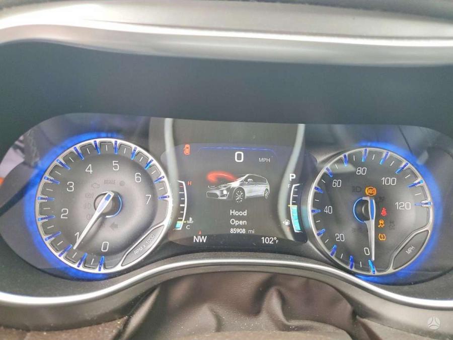 Grey Chrysler Pacifica 2017 in Kaunas, with an engine capacity of 3.61 L and mileage of 138 thousand km for 4999 €, photo 10 on AUTOMOTO.COM.LV