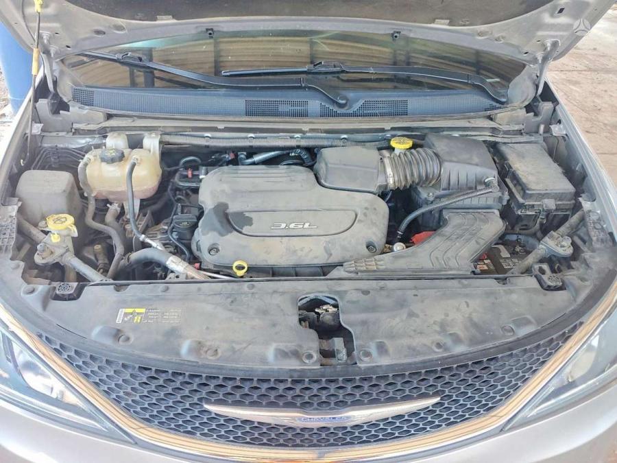 Grey Chrysler Pacifica 2017 in Kaunas, with an engine capacity of 3.61 L and mileage of 138 thousand km for 4999 €, photo 13 on AUTOMOTO.COM.LV