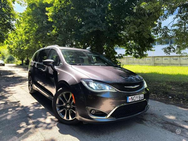 Grey Chrysler Pacifica 2017 in Siauliai, with an engine capacity of 3.60 L and mileage of 300 thousand km for 13200 €, photo 1 on AUTOMOTO.COM.LV
