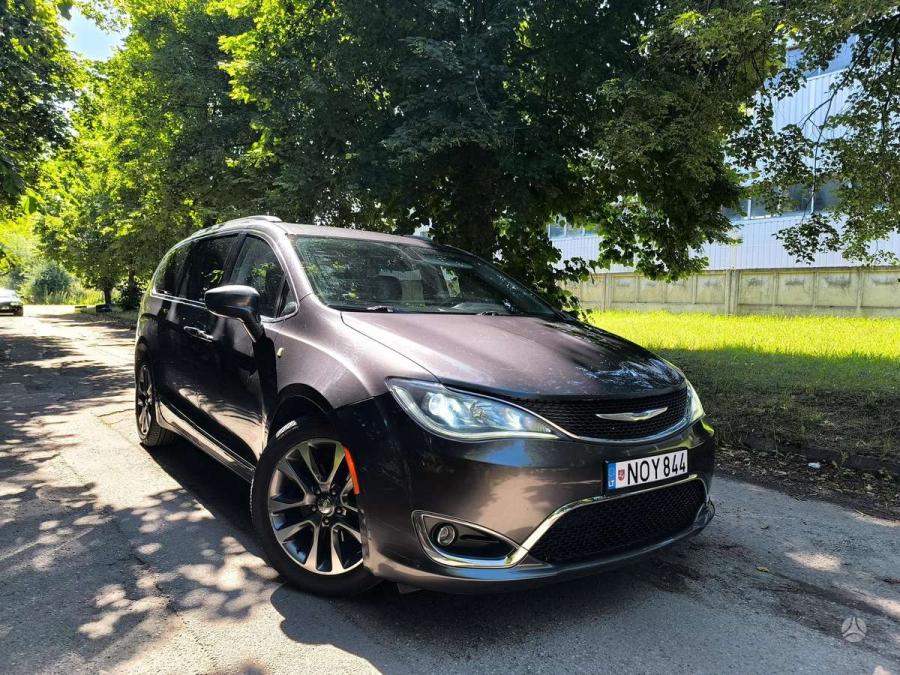 Grey Chrysler Pacifica 2017 in Siauliai, with an engine capacity of 3.60 L and mileage of 300 thousand km for 13200 €, photo 1 on AUTOMOTO.COM.LV