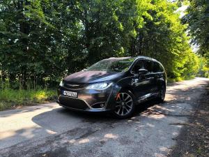Grey Chrysler Pacifica 2017 in Siauliai, with an engine capacity of 3.60 L and mileage of 300 thousand km for 13200 €, photo 3 on AUTOMOTO.COM.LV