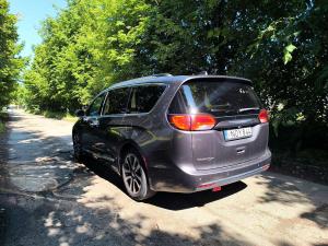 Grey Chrysler Pacifica 2017 in Siauliai, with an engine capacity of 3.60 L and mileage of 300 thousand km for 13200 €, photo 4 on AUTOMOTO.COM.LV