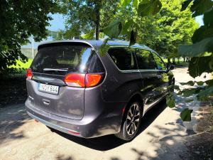 Grey Chrysler Pacifica 2017 in Siauliai, with an engine capacity of 3.60 L and mileage of 300 thousand km for 13200 €, photo 5 on AUTOMOTO.COM.LV