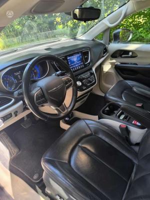 Grey Chrysler Pacifica 2017 in Siauliai, with an engine capacity of 3.60 L and mileage of 300 thousand km for 13200 €, photo 6 on AUTOMOTO.COM.LV
