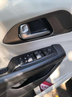 Grey Chrysler Pacifica 2017 in Siauliai, with an engine capacity of 3.60 L and mileage of 300 thousand km for 13200 €, photo 8 on AUTOMOTO.COM.LV
