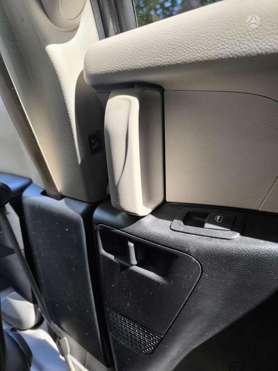 Grey Chrysler Pacifica 2017 in Siauliai, with an engine capacity of 3.60 L and mileage of 300 thousand km for 13200 €, photo 9 on AUTOMOTO.COM.LV