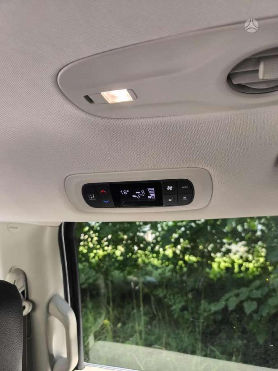 Grey Chrysler Pacifica 2017 in Siauliai, with an engine capacity of 3.60 L and mileage of 300 thousand km for 13200 €, photo 10 on AUTOMOTO.COM.LV