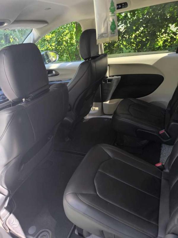 Grey Chrysler Pacifica 2017 in Siauliai, with an engine capacity of 3.60 L and mileage of 300 thousand km for 13200 €, photo 10 on AUTOMOTO.COM.LV