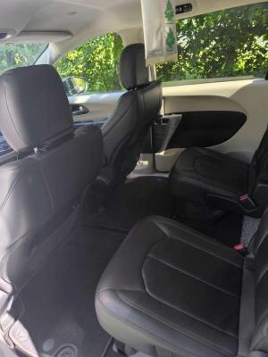Grey Chrysler Pacifica 2017 in Siauliai, with an engine capacity of 3.60 L and mileage of 300 thousand km for 13200 €, photo 11 on AUTOMOTO.COM.LV