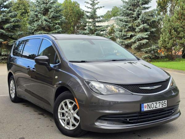 Chrysler Pacifica 2017 in Silute on AUTOMOTO.COM.LV Grey Chrysler Pacifica 2017 in Silute, with an engine capacity of 3.61 L and mileage of 259 thousand km for 9900 €, photo 1 on AUTOMOTO.COM.LV
