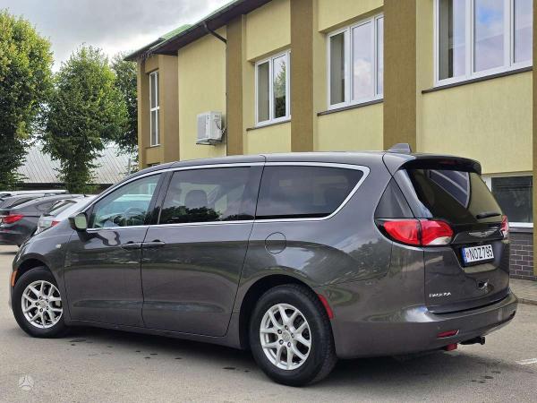 Chrysler Pacifica 2017 in Silute on AUTOMOTO.COM.LV Grey Chrysler Pacifica 2017 in Silute, with an engine capacity of 3.61 L and mileage of 259 thousand km for 9900 €, photo 4 on AUTOMOTO.COM.LV