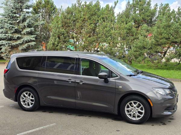 Chrysler Pacifica 2017 in Silute on AUTOMOTO.COM.LV Grey Chrysler Pacifica 2017 in Silute, with an engine capacity of 3.61 L and mileage of 259 thousand km for 9900 €, photo 5 on AUTOMOTO.COM.LV
