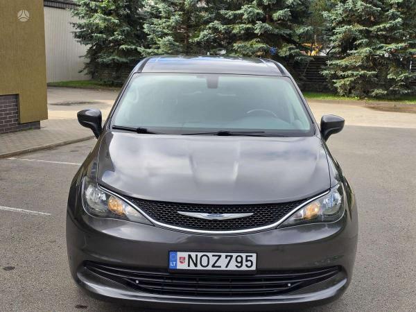 Chrysler Pacifica 2017 in Silute on AUTOMOTO.COM.LV Grey Chrysler Pacifica 2017 in Silute, with an engine capacity of 3.61 L and mileage of 259 thousand km for 9900 €, photo 6 on AUTOMOTO.COM.LV