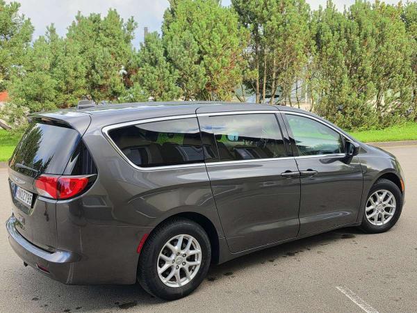 Chrysler Pacifica 2017 in Silute on AUTOMOTO.COM.LV Grey Chrysler Pacifica 2017 in Silute, with an engine capacity of 3.61 L and mileage of 259 thousand km for 9900 €, photo 8 on AUTOMOTO.COM.LV