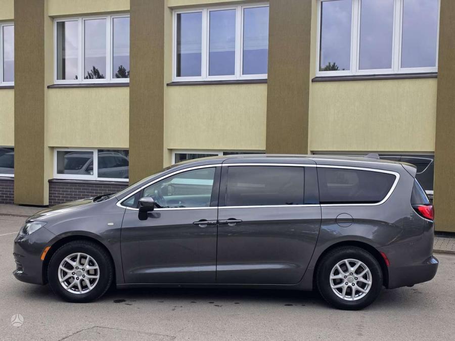 Grey Chrysler Pacifica 2017 in Silute, with an engine capacity of 3.61 L and mileage of 260 thousand km for 9500 €, photo 6 on AUTOMOTO.COM.LV