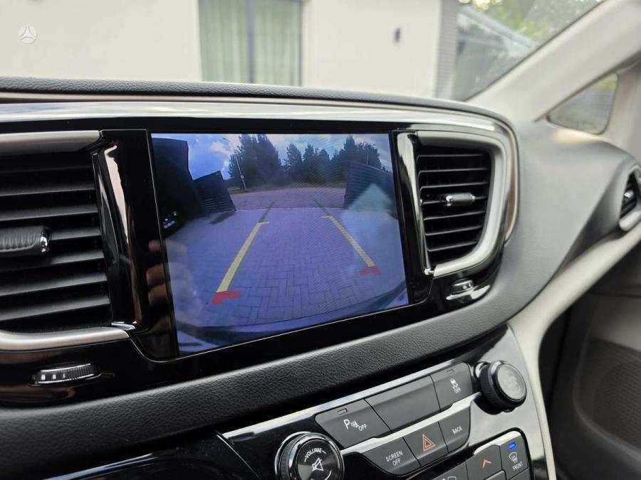 Grey Chrysler Pacifica 2017 in Silute, with an engine capacity of 3.61 L and mileage of 260 thousand km for 9500 €, photo 19 on AUTOMOTO.COM.LV