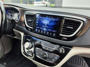 Grey Chrysler Pacifica 2017 in Silute, with an engine capacity of 3.61 L and mileage of 260 thousand km for 9500 €, photo 26 on AUTOMOTO.COM.LV