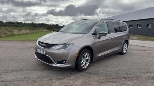 Grey Chrysler Pacifica 2017 in Siauliai, with an engine capacity of 3.60 L and mileage of 136 thousand km for 10999 €, photo  on AUTOMOTO.COM.LV