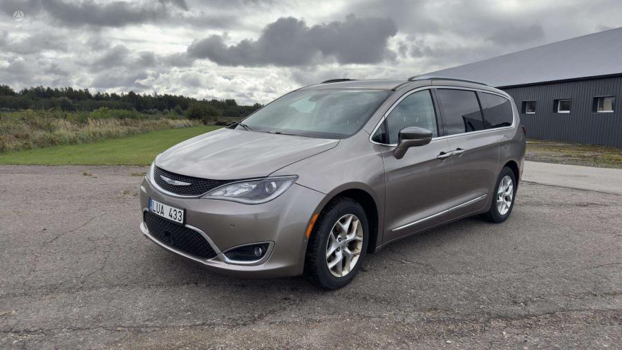Grey Chrysler Pacifica 2017 in Siauliai, with an engine capacity of 3.60 L and mileage of 136 thousand km for 10999 €, photo 1 on AUTOMOTO.COM.LV