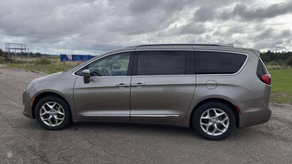 Pelēks Chrysler Pacifica 2017 Šauļi, ar dzinēja tilpumu 3.60 L un nobraukumu 136 tūkst. km par 10999 €, foto 3 vietnē AUTOMOTO.COM.LV