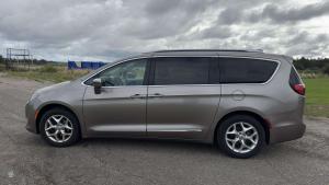 Grey Chrysler Pacifica 2017 in Siauliai, with an engine capacity of 3.60 L and mileage of 136 thousand km for 10999 €, photo 3 on AUTOMOTO.COM.LV
