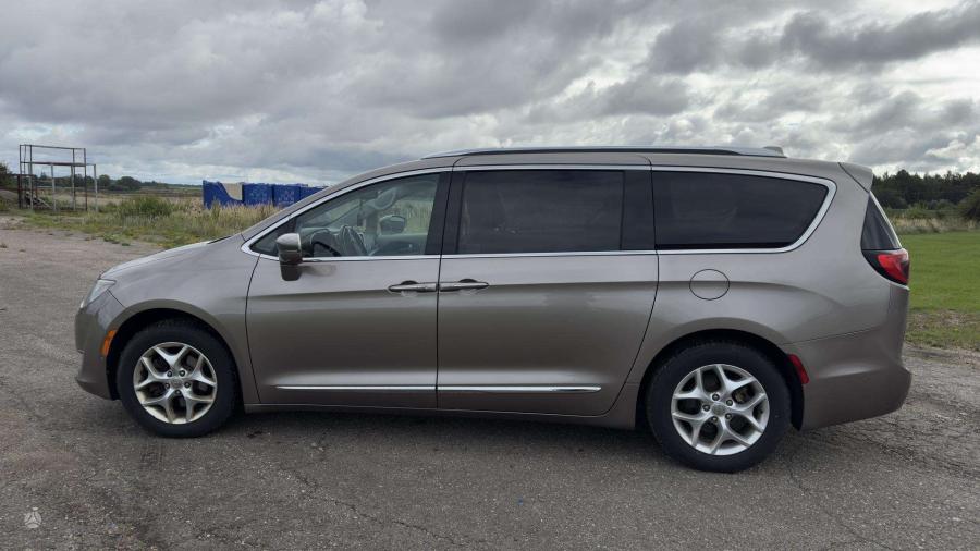 Grey Chrysler Pacifica 2017 in Siauliai, with an engine capacity of 3.60 L and mileage of 136 thousand km for 10999 €, photo 3 on AUTOMOTO.COM.LV