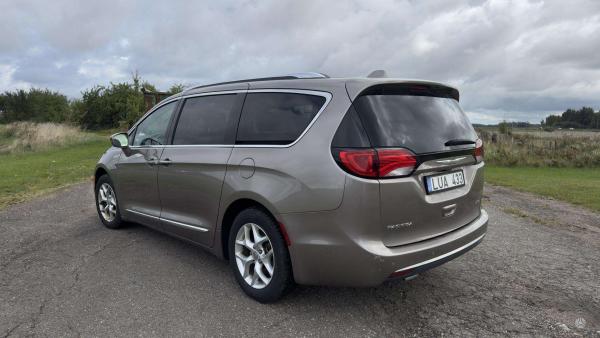 Pelēks Chrysler Pacifica 2017 Šauļi, ar dzinēja tilpumu 3.60 L un nobraukumu 136 tūkst. km par 10999 €, foto 4 vietnē AUTOMOTO.COM.LV