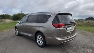 Grey Chrysler Pacifica 2017 in Siauliai, with an engine capacity of 3.60 L and mileage of 136 thousand km for 10999 €, photo 4 on AUTOMOTO.COM.LV