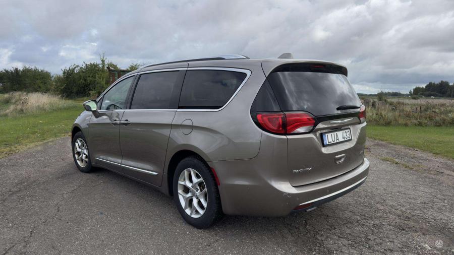 Grey Chrysler Pacifica 2017 in Siauliai, with an engine capacity of 3.60 L and mileage of 136 thousand km for 10999 €, photo 4 on AUTOMOTO.COM.LV