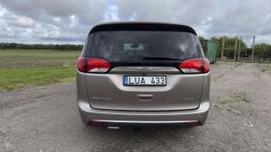 Grey Chrysler Pacifica 2017 in Siauliai, with an engine capacity of 3.60 L and mileage of 136 thousand km for 10999 €, photo 5 on AUTOMOTO.COM.LV