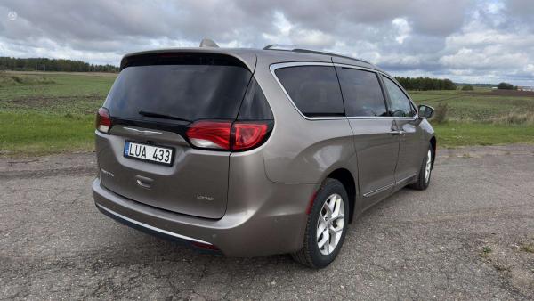 Pelēks Chrysler Pacifica 2017 Šauļi, ar dzinēja tilpumu 3.60 L un nobraukumu 136 tūkst. km par 10999 €, foto 6 vietnē AUTOMOTO.COM.LV