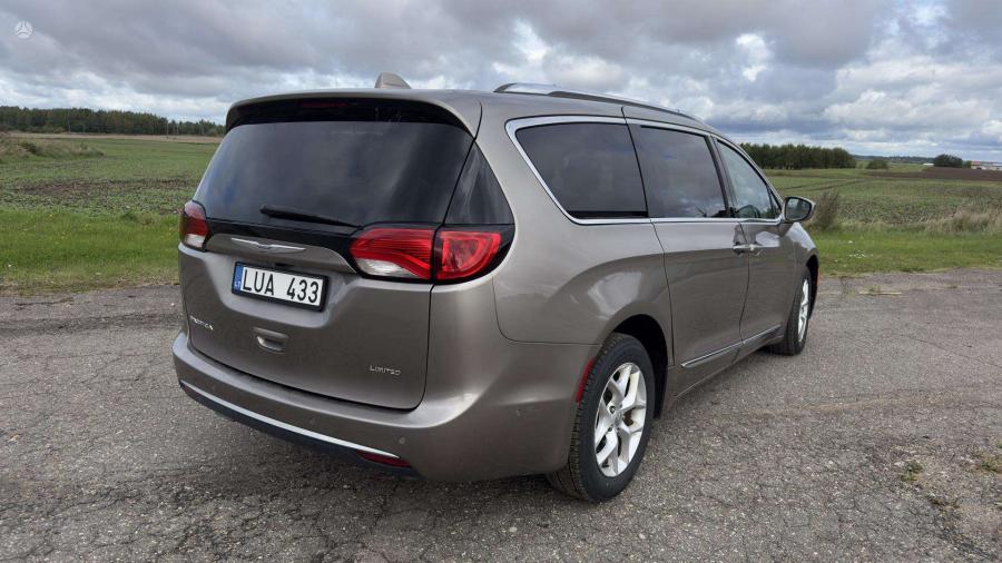 Grey Chrysler Pacifica 2017 in Siauliai, with an engine capacity of 3.60 L and mileage of 136 thousand km for 10999 €, photo 6 on AUTOMOTO.COM.LV