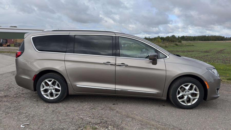 Grey Chrysler Pacifica 2017 in Siauliai, with an engine capacity of 3.60 L and mileage of 136 thousand km for 10999 €, photo 7 on AUTOMOTO.COM.LV