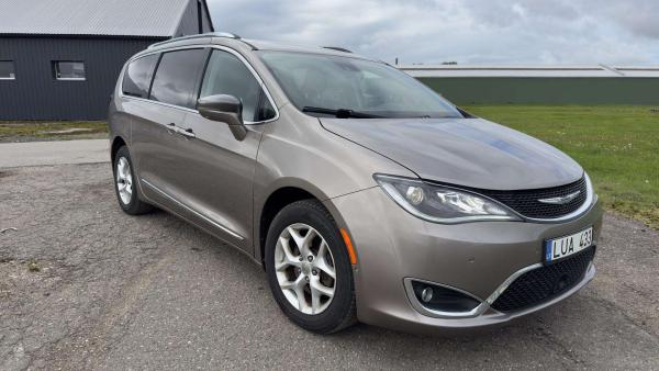 Pelēks Chrysler Pacifica 2017 Šauļi, ar dzinēja tilpumu 3.60 L un nobraukumu 136 tūkst. km par 10999 €, foto 8 vietnē AUTOMOTO.COM.LV