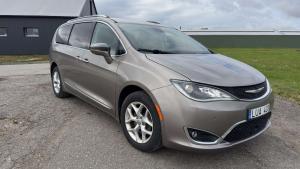 Grey Chrysler Pacifica 2017 in Siauliai, with an engine capacity of 3.60 L and mileage of 136 thousand km for 10999 €, photo 8 on AUTOMOTO.COM.LV