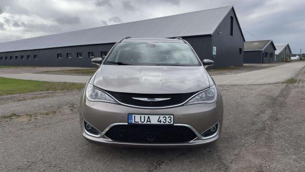 Pelēks Chrysler Pacifica 2017 Šauļi, ar dzinēja tilpumu 3.60 L un nobraukumu 136 tūkst. km par 10999 €, foto 9 vietnē AUTOMOTO.COM.LV
