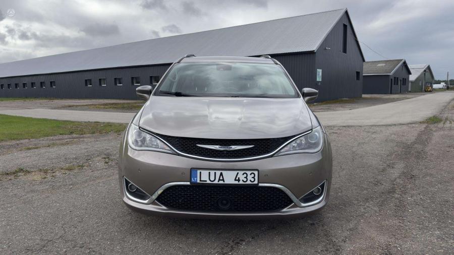Grey Chrysler Pacifica 2017 in Siauliai, with an engine capacity of 3.60 L and mileage of 136 thousand km for 10999 €, photo 9 on AUTOMOTO.COM.LV