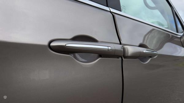 Pelēks Chrysler Pacifica 2017 Šauļi, ar dzinēja tilpumu 3.60 L un nobraukumu 136 tūkst. km par 10999 €, foto 10 vietnē AUTOMOTO.COM.LV